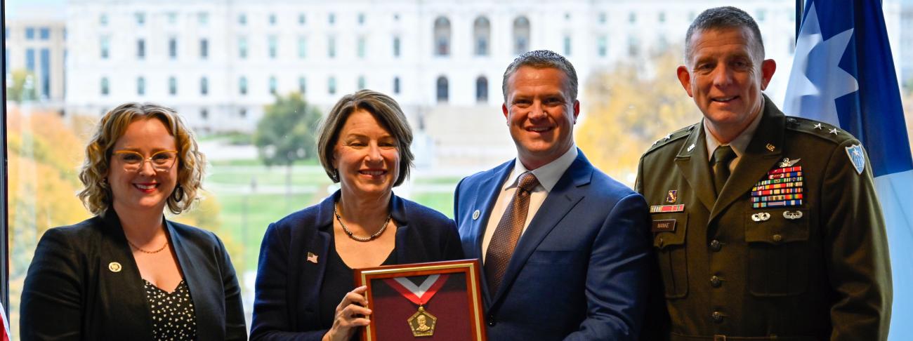 Senator Honored for NGAUS Support | National Guard Association of the ...
